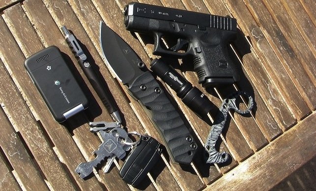 Crusader Forge Knife with a nice setup | Gentlemint
