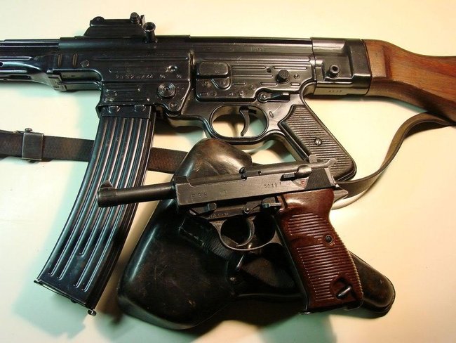 Group photos of German WWII guns-MP44, MP40, P.08s, K.98. Mg34, Mg42 ...
