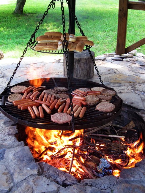 Old-Fashioned BBQ Pit | Gentlemint